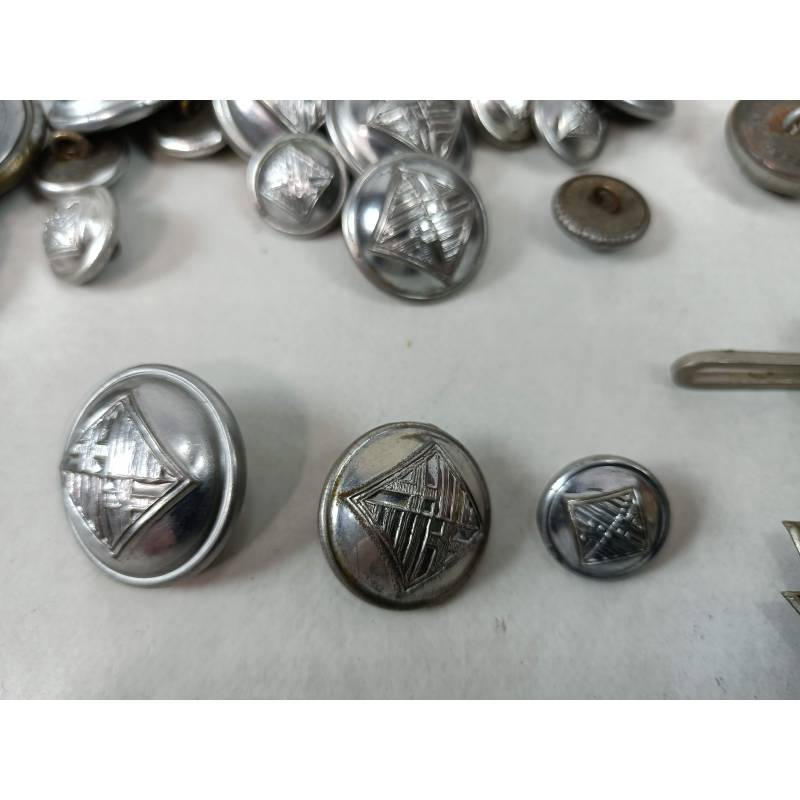 Lote de botones, insignia y pisa corbatas. Modos de Escuadra