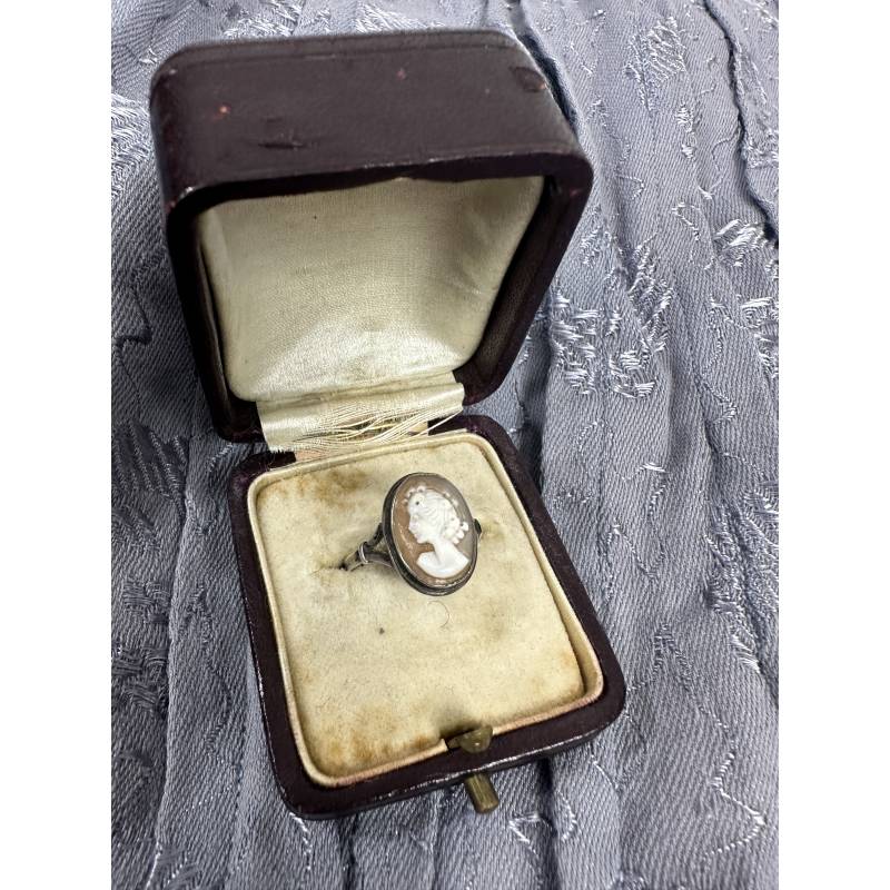 Antiguo anillo de plata y camafeo